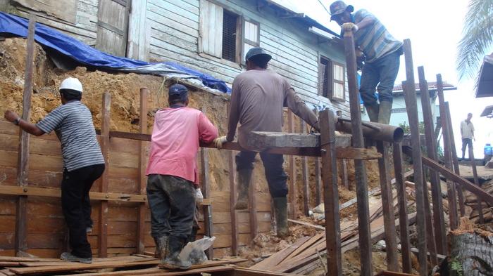 Kualitas Kayu Turap di Kawasan longsor Gunung Polisi Jelek ...