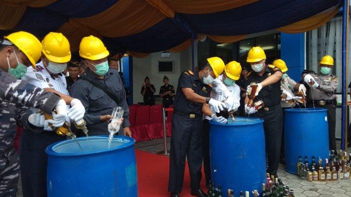 Negara Rugi Rp 1 Miliar, Bea Cukai Balikpapan Musnahkan Jutaan Batang Rokok Ilegal dan Miras ...