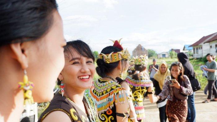 Perempuan Dayak Tinggalkan Budaya Kuping Panjang, Simbol Kecantikan Ini ...