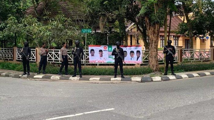 Amankan Pengukuhan PBNU di Balikpapan, Brimob Polda Kaltim Terjunkan 2 SSK Bersenjata Lengkap ...