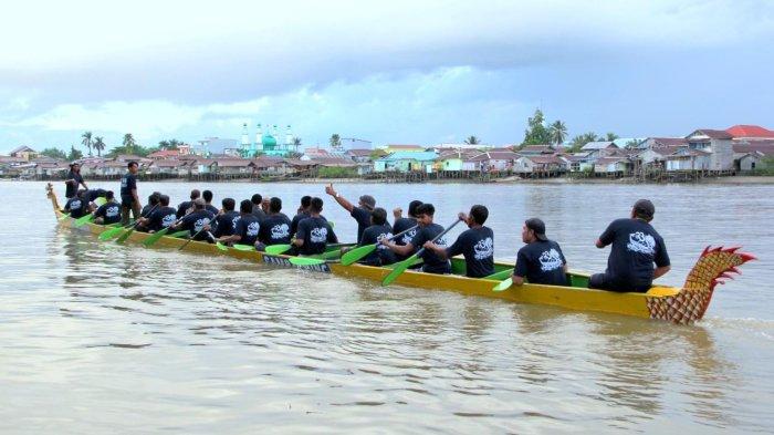 Lomba Perahu Panjang dalam HUT ke 69 Berau, Bagian Budaya Lokal ...
