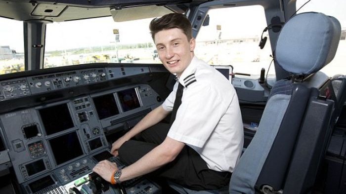 Tampan dan Masih Muda, Inilah Luke Elsworth Pilot Termuda di Inggris ...