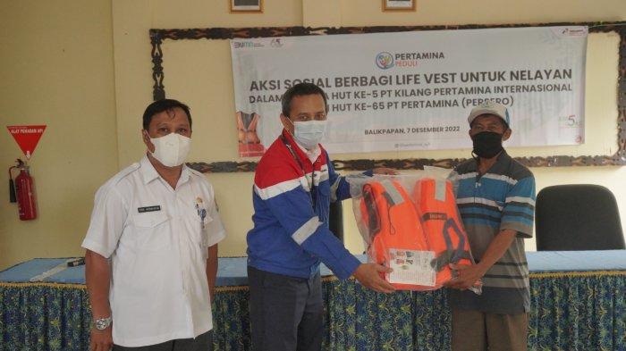 Pertamina Balikpapan Bagikan 100 Life Vest untuk Keselamatan Nelayan ...