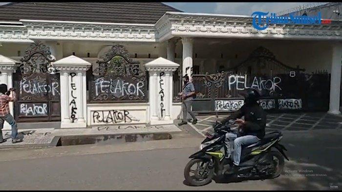 Rumah Mewah Dicoret-coret Tulisan Pelakor Jadi Viral, Ketua RW: Pernah ... Rumah Mewah Dicoret-coret Tulisan Pelakor Jadi Viral, Ketua RW: Pernah ...