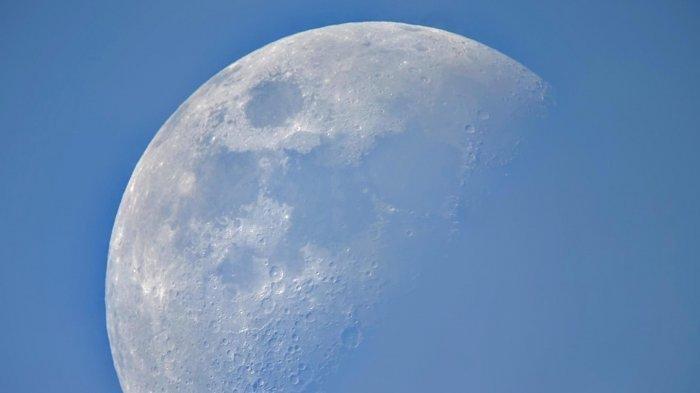 Sabtu Ini Bulan Terlihat di Siang Hari, Sejajar dengan Planet Mars, Apa ...