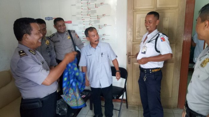 Tidak Punya KTA, Satpam Tak Boleh Pakai Seragam, Langsung Diganti Batik ...