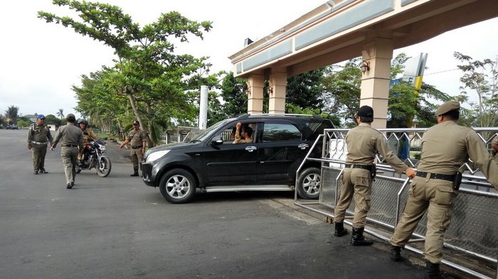Pintu Pagar Kantor Bupati Ditutup Rapat, ASN Mengeluh, Warga Mendukung ...