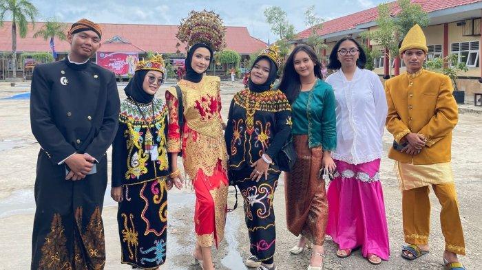 Peringati Hari Sumpah Pemuda, Pelajar SMK Putra Bangsa Bontang Kompak Kenakan Pakaian Adat ...