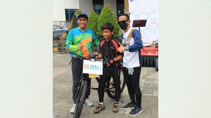 BNI Cabang Balikpapan Salurkan 2 Unit Sepeda di Kegiatan Gowes Gaul ...