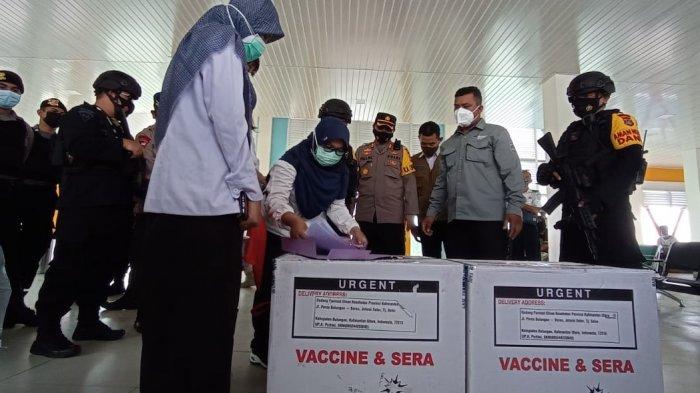 40 Koli Vaksin Sinovac Tiba di Pelabuhan Tengkayu, Barang Disimpan di ...