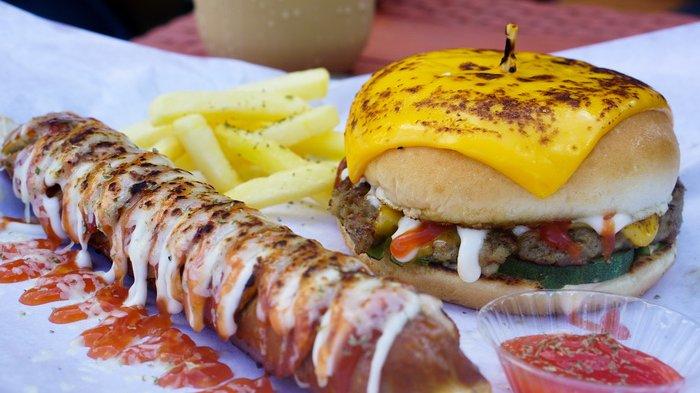 Nikmatnya Sosis Jumbo Cheese Original ala Stasiun Sosis, Ukurannya Gede ...