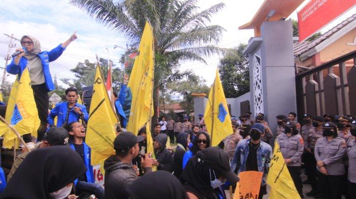 Demo Tolak Kenaikan Harga BBM di Gedung DPRD Provinsi, PMII Kaltim Ajukan 4 Tuntutan ...