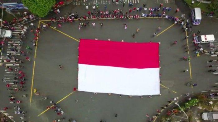 Di Balikpapan, Perwakilan Masyarakat Terlibat Langsung dalam Pengibaran Bendera Merah Putih ...