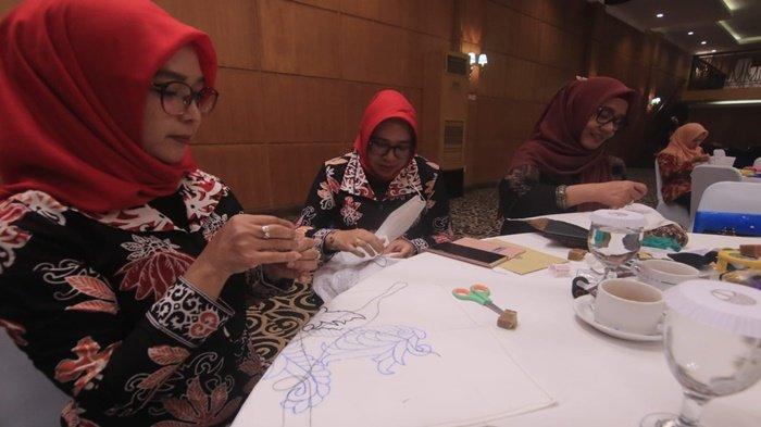 Meski Jarang Pegang Jarum, Peserta Antusias Ikut Pelatihan Sulam Tumpar ...