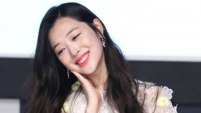 FAKTA Sulli Artis Drama Korea Hotel del Luna Meninggal Dunia ...
