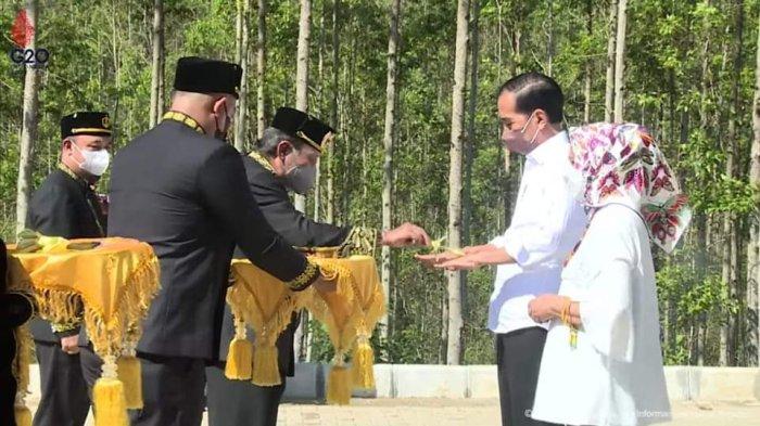 Sultan Kutai Pimpin Prosesi Tepung Tawar Sambut Kedatangan Jokowi dan ...