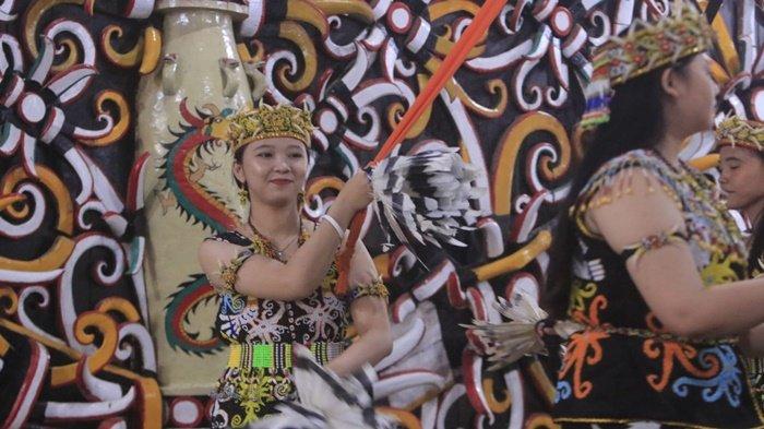 Tarian Dayak Desa Budaya Pampang Samarinda Memukau Wisatawan ...