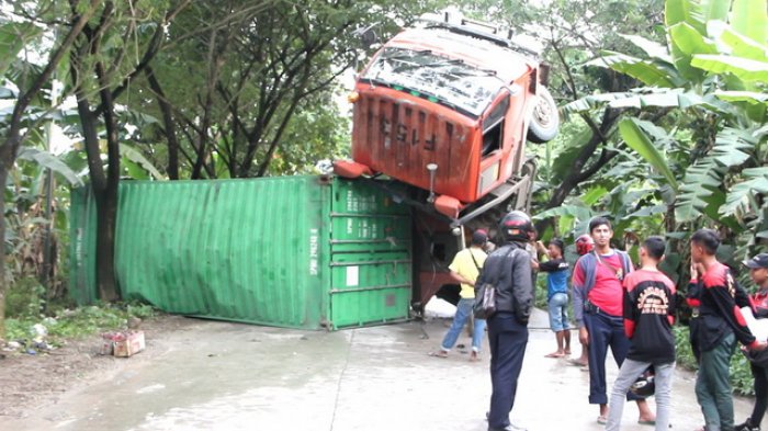 Gagal Menanjak, Truk Kontainer Bermuatan Air Mineral Terguling ... Gagal Menanjak, Truk Kontainer Bermuatan Air Mineral Terguling ...