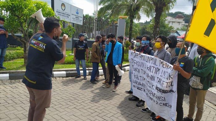 Geruduk Gedung DPRD Kaltim, PMII Unmul Tuntut Turunkan Tarif Jalan Tol Balsam Balikpapan ...
