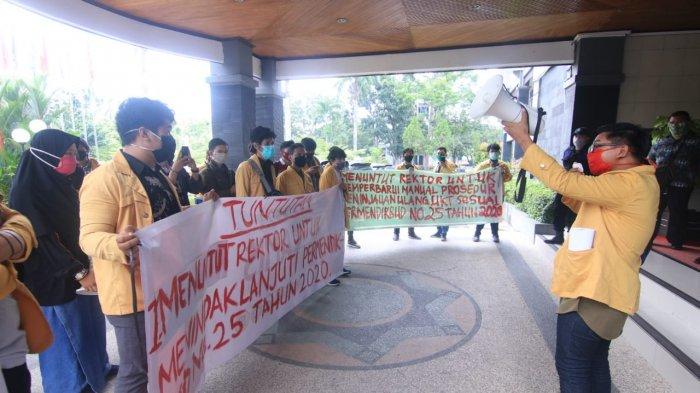BEM KM Unmul Samarinda Demo di Kantor Rektorat, Tuntut Ringankan UKT dan Distribusi Subsidi ...