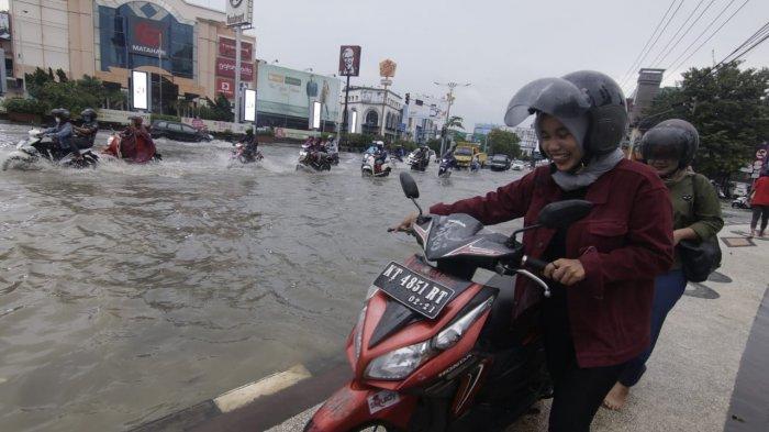 Kawasan Simpang Mal Lembuswana Terendam Banjir, Sejumlah Warga Dorong ...