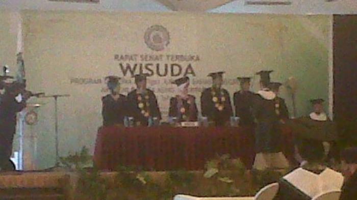 Misteri Bahasa dan Manusia jadi Orasi Ilimiah Acara Wisuda ...