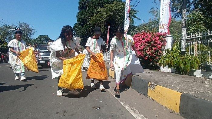 Jaga Kebersihan Lingkungan, Siswa SMKS Jhon Paul 2 Maumere Pungut ...
