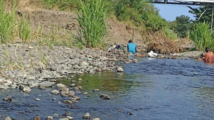 Krisis Air Bersih, Warga Talibura Sikka Mandi dan Cuci Baju di Kali Wair Hek - Pos-kupang.com