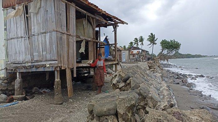 Rumah Rusak Diterjang Gelombang Tinggi, Warga Waipare Sikka Mengungsi - Pos-kupang.com
