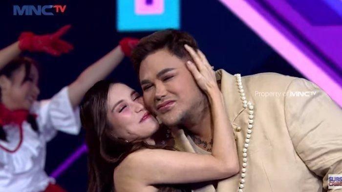 Ayu Ting Ting Cium Ivan Gunawan di Depan Umum, Aksi Sang Biduan Bikin ... Ayu Ting Ting Cium Ivan Gunawan di Depan Umum, Aksi Sang Biduan Bikin ...