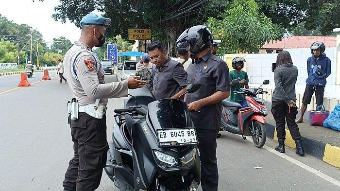 Tidak Pakai Helm, Anggota DPRD Sikka Terjaring Razia Dalam Operasi Turangga 2023 - Pos-kupang.com