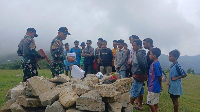 Anggota Satgas Yonif 742/SWY Sosialisasi Patok Batas Bagi Pemuda ...