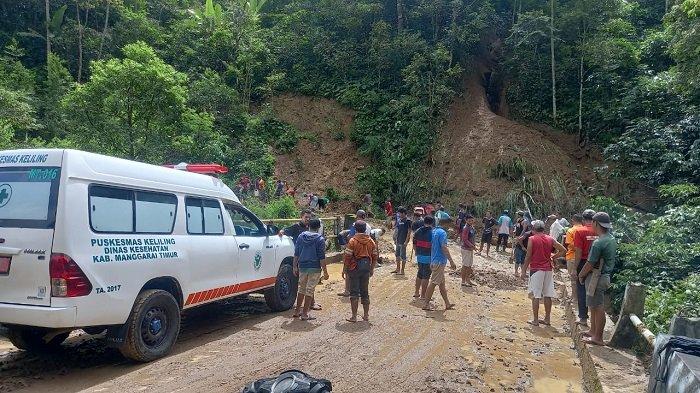 Aparat Desa Colol Bersama Warga Gotong-Royong Evakuasi Material Longsor ...
