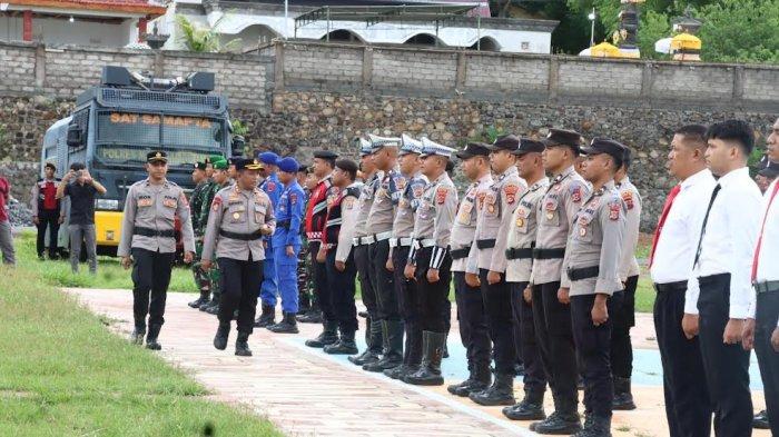 Kapolres Manggarai Timur Pimpin Apel Gelar Pasukan Operasi Keselamatan Turangga 2025 - Pos ...