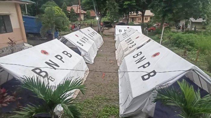 BPBD Sikka Bangun 7 Tenda Pengungsian di Halaman Kantor Camat Talibura Pasca Banjir - Pos-kupang.com