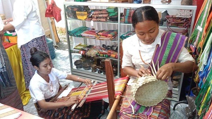 Bersemangat Menenun dan Mengayam di Era Modern - Halaman all - Pos ...