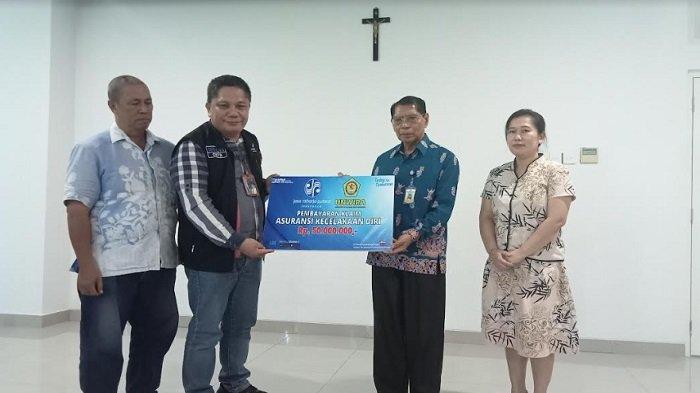 Serahkan Santunan Mahasiswa Unwira Kupang, Rektor Philipus Tule: Bukti ...
