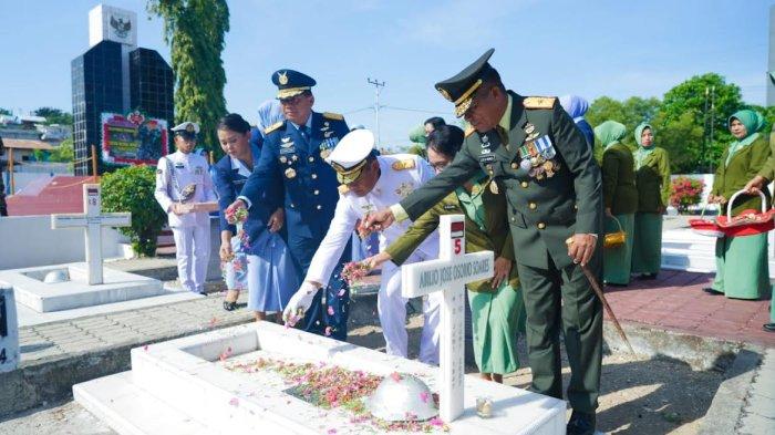 Peringati HUT ke-79 TNI, Danrem 161/Wirasakti Pimpin Ziarah di TMP Dharma Loka Kupang - Pos ...