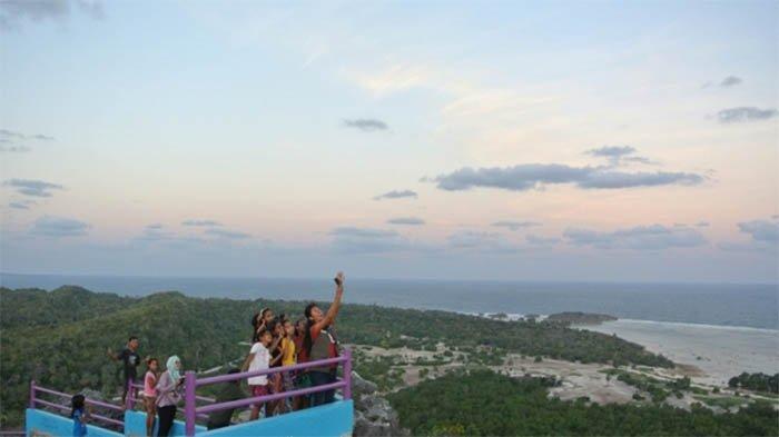 Wisata NTT, Pesona Bukit Mando’o , Bisa Melihat Dataran Rote Ndao yang ...