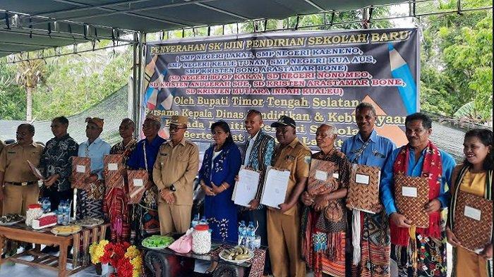 Bupati Timor Tengah Selatan Serahkan SK Izin Pendirian Sekolah Baru dan ...