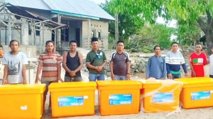 Lima Nelayan Desa Oetefu Senang Dapat 5 Cool Box dari Pemdes - Pos ...
