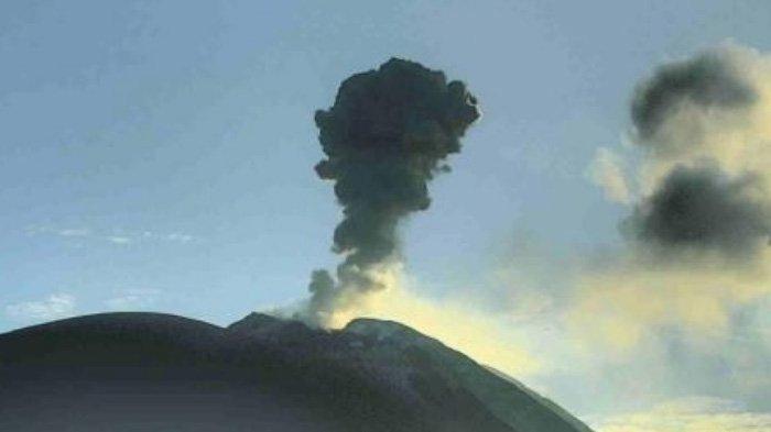 Gunung Api Lewotolok Lembata Terus Meletus dengan Mengalirkan Lava ...