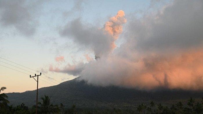 Gunung Lewotobi Laki-laki di Flores Timur Kembali Meletus, Semburkan Abu Setinggi 1 Km - Pos ...