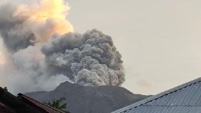Gunung Ruang Muntahkan Abu Vulkanik yang Terbang Jauh Sampai ke Wilayah Malaysia - Pos-kupang.com