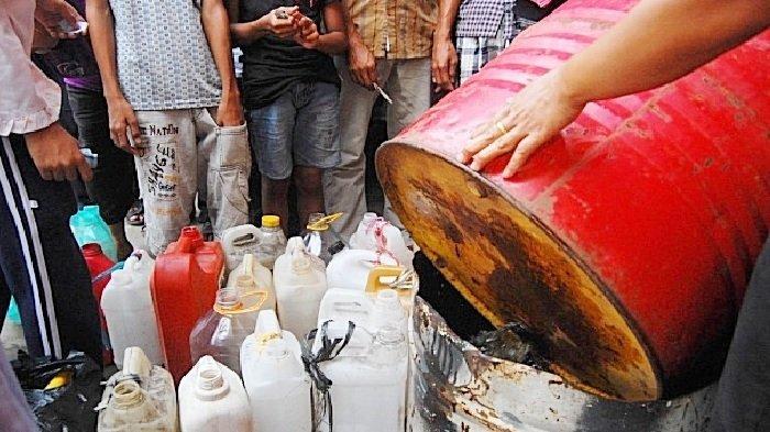 Stok Minyak Tanah di Kota Bajawa Ngada Mulai Menipis - Pos-kupang.com