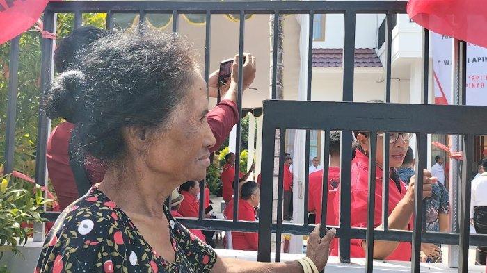 Demi Foto Bersama Megawati Soekarnoputri, Oma 72 Tahun di Ende Rela Panas-Panasan - Pos-kupang.com
