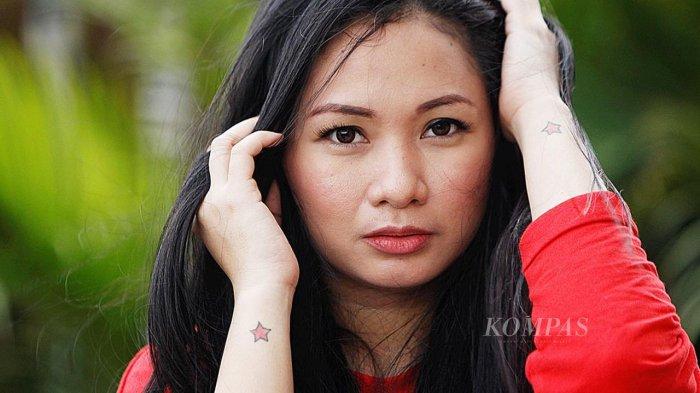 Profil Tokoh NTT, Jackline Rossy Natalia Mboeik Grup Band Baru Cokelat ...