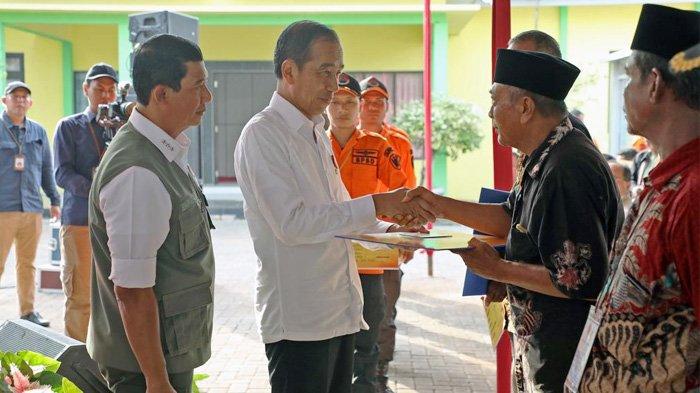 Presiden Jokowi Serahkan Bantuan Dana Stimulan Gagal Panen Akibat Banjir: Saatnya Mulai Menanam ...