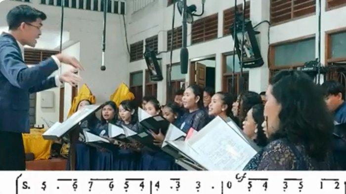 Lirik Lagu Di Sanggar Maha Suci, Lagu Katolik untuk Pembukaan Misa Masa Biasa - Pos-kupang.com