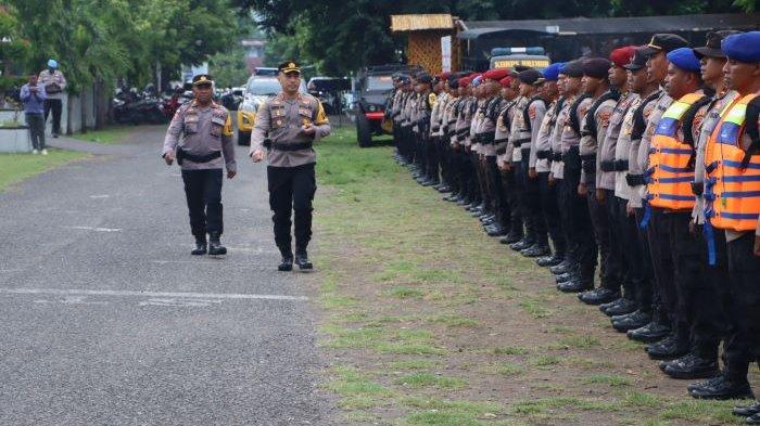 Kapolres Ende Pimpin Apel Pergeseran 405 Pasukan untuk Amankan 983 TPS Pemilu 2024 - Pos-kupang.com